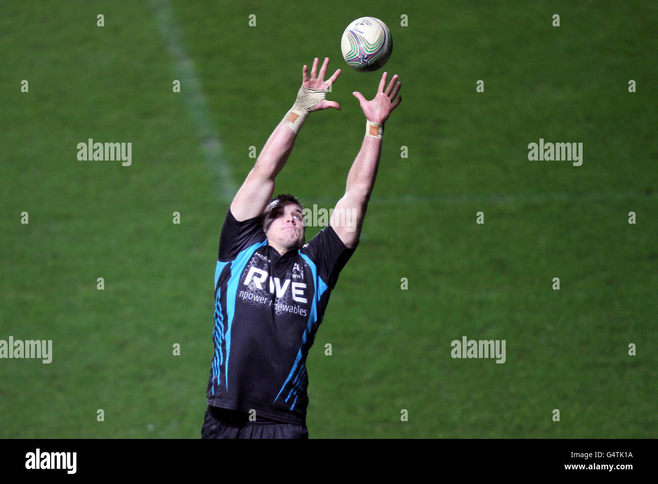 Lineout jump hi-res stock photography and images - Alamy