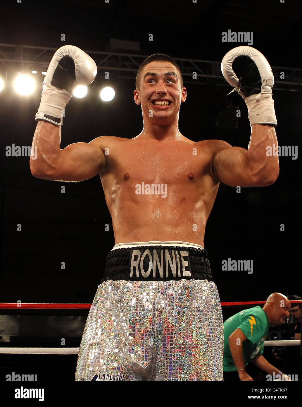 International welterweight contest hi-res stock photography and images ...