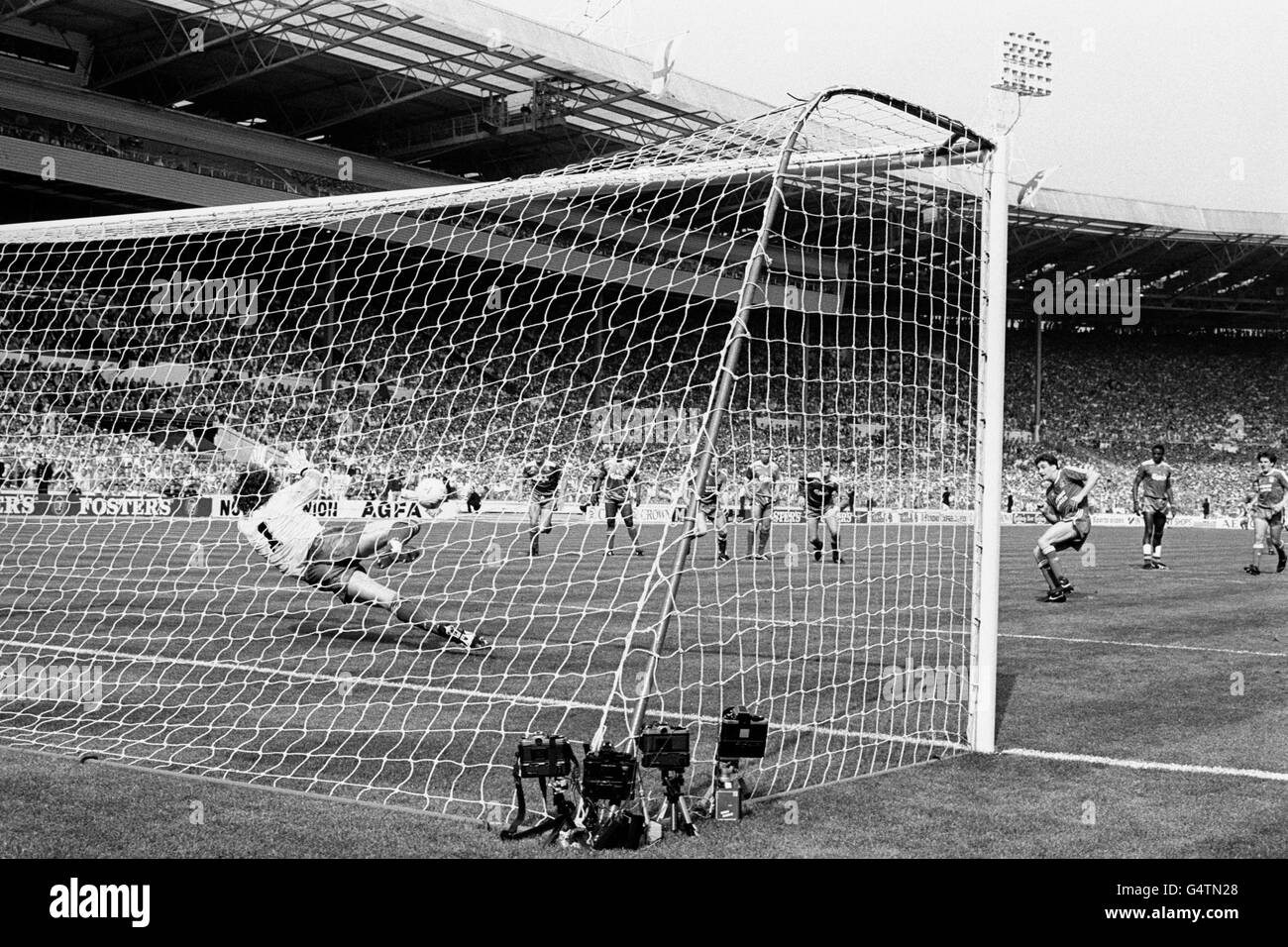 Dave beasant wimbledon hi-res stock photography and images - Alamy