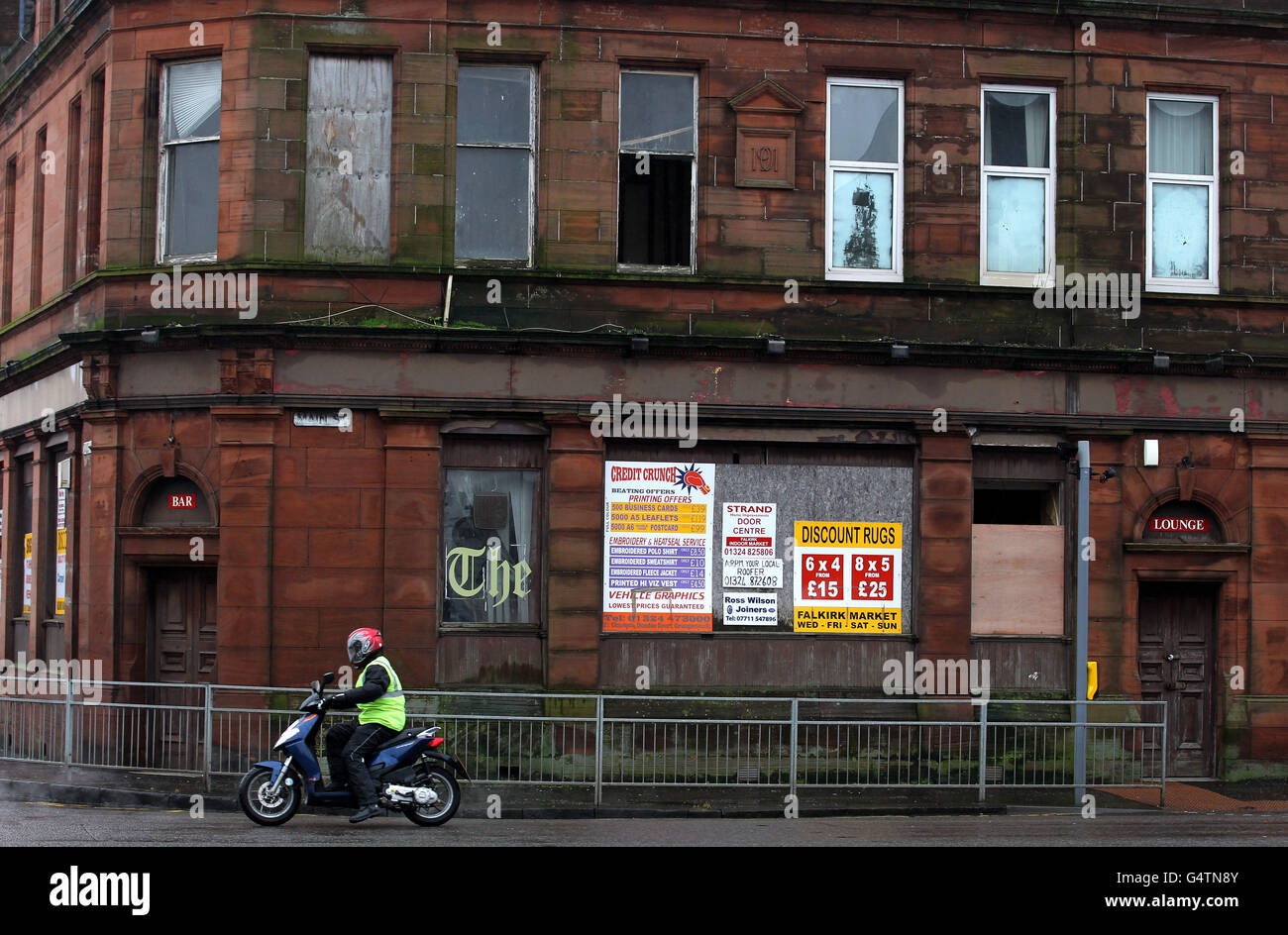 Pictured is closed down pub in main street in falkirk hi-res stock ...