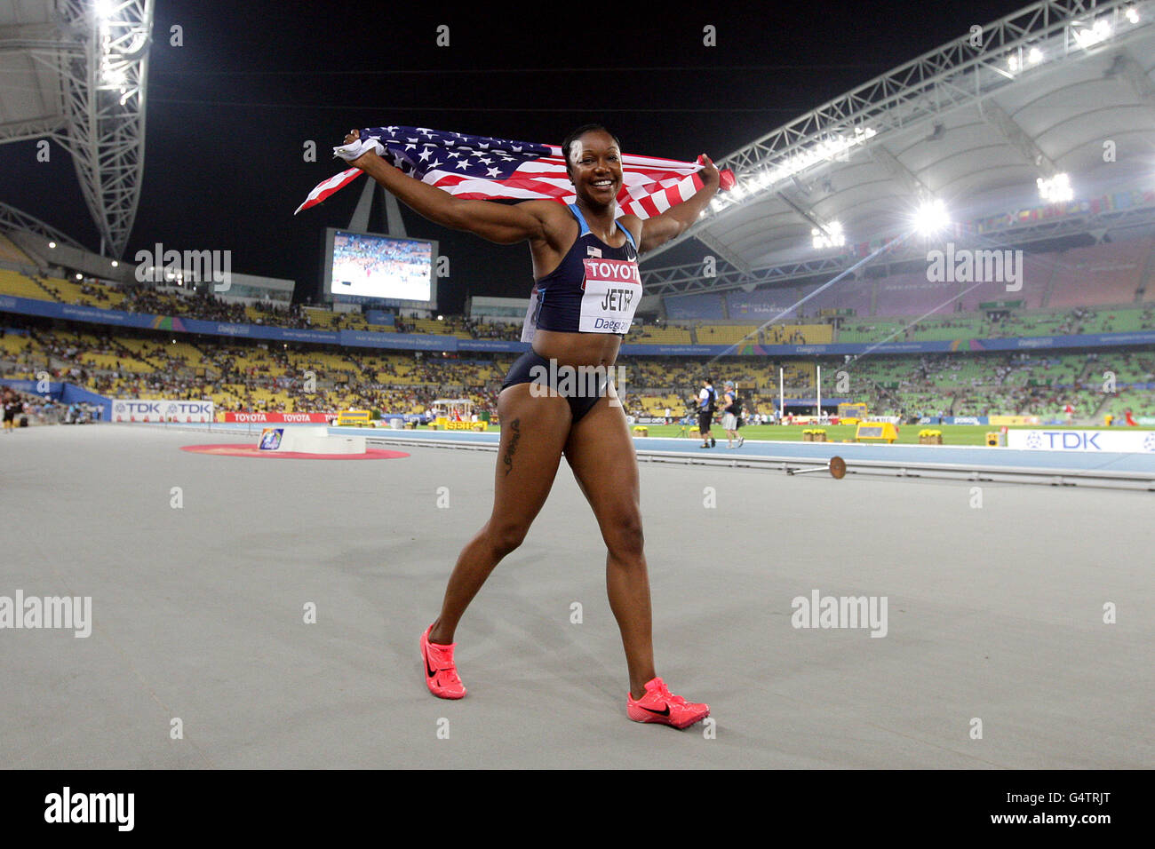 Usas carmelita jeter celebrates winning the womens 100m final hi-res ...