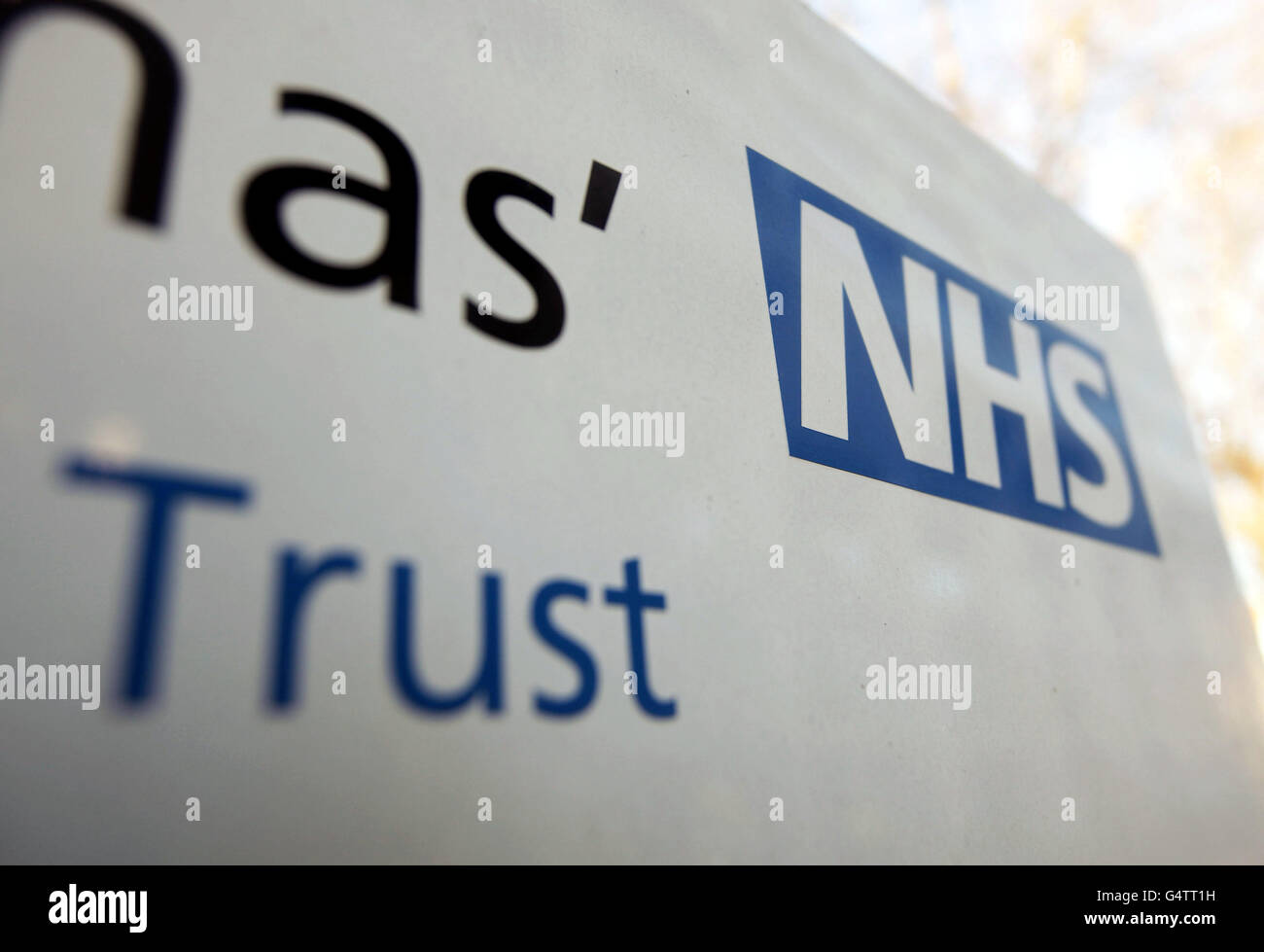 An nhs sign at st thomas hospital in westminster hi-res stock ...