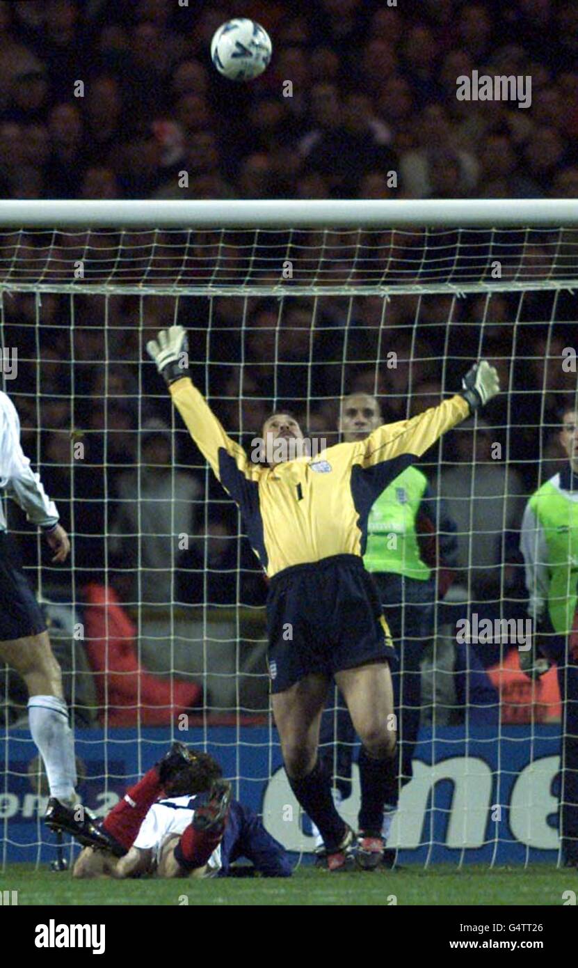 Euro 2000 seaman saves hi-res stock photography and images - Alamy