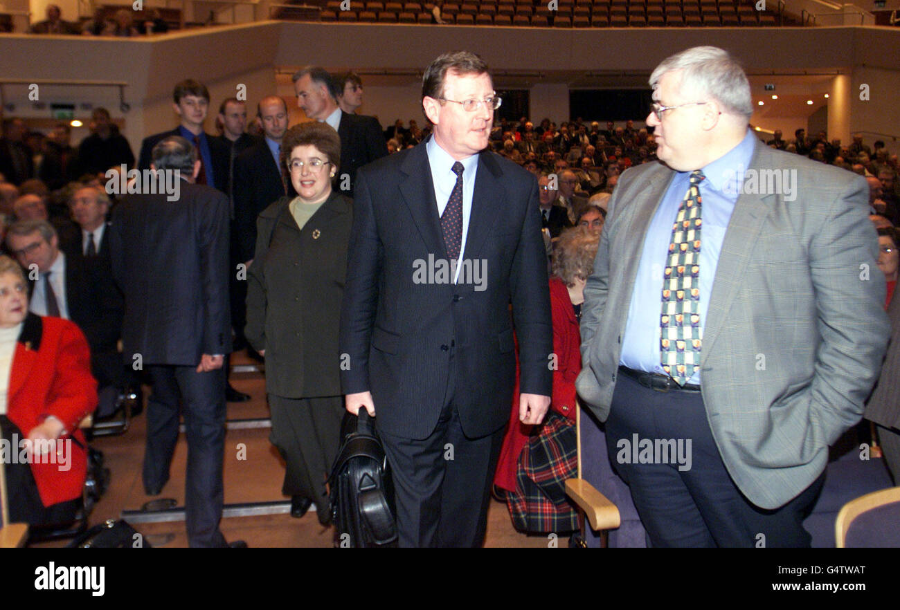 David Trimble, Leader of the Ulster Unionist Party, makes his way to ...