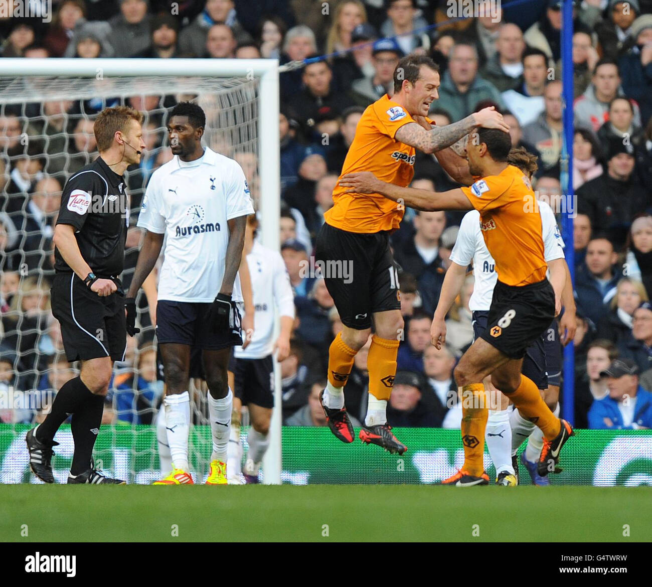 Wolverhampton Wanderers' Steven Fletcher (centre) celebrates scoring ...