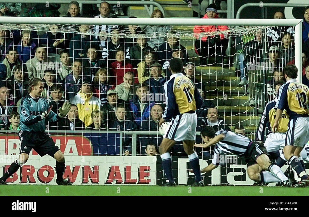 Sport football action ian walker hi-res stock photography and images ...