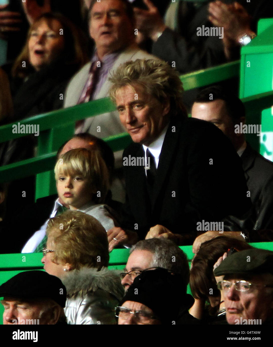 Rod stewart soccer hi-res stock photography and images - Alamy