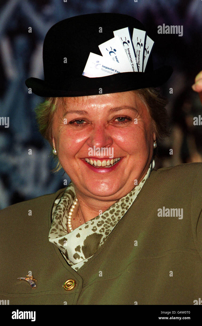 Jenny pitman trainer hi-res stock photography and images - Alamy