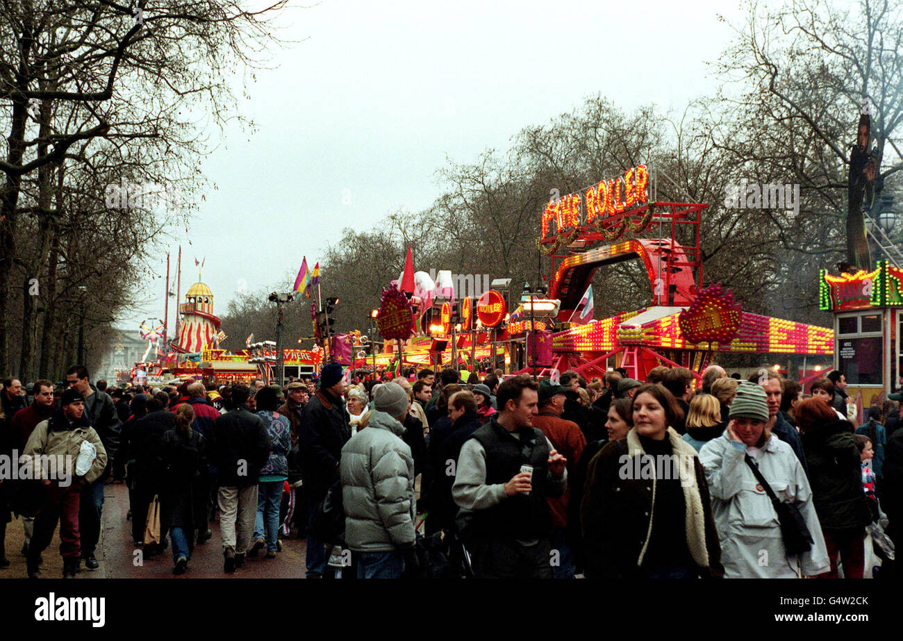 Millennium funfair fairground crowds cpbritspirit hi-res stock ...