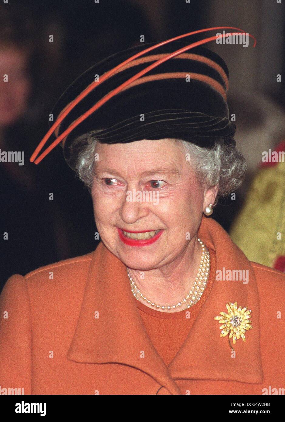 Queen elizabeth at prayer hi-res stock photography and images - Alamy