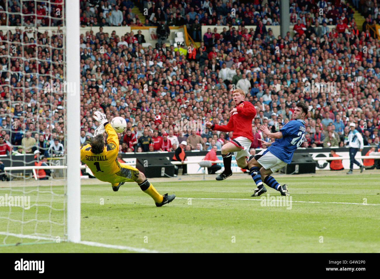 Football man utd dive hi-res stock photography and images - Alamy