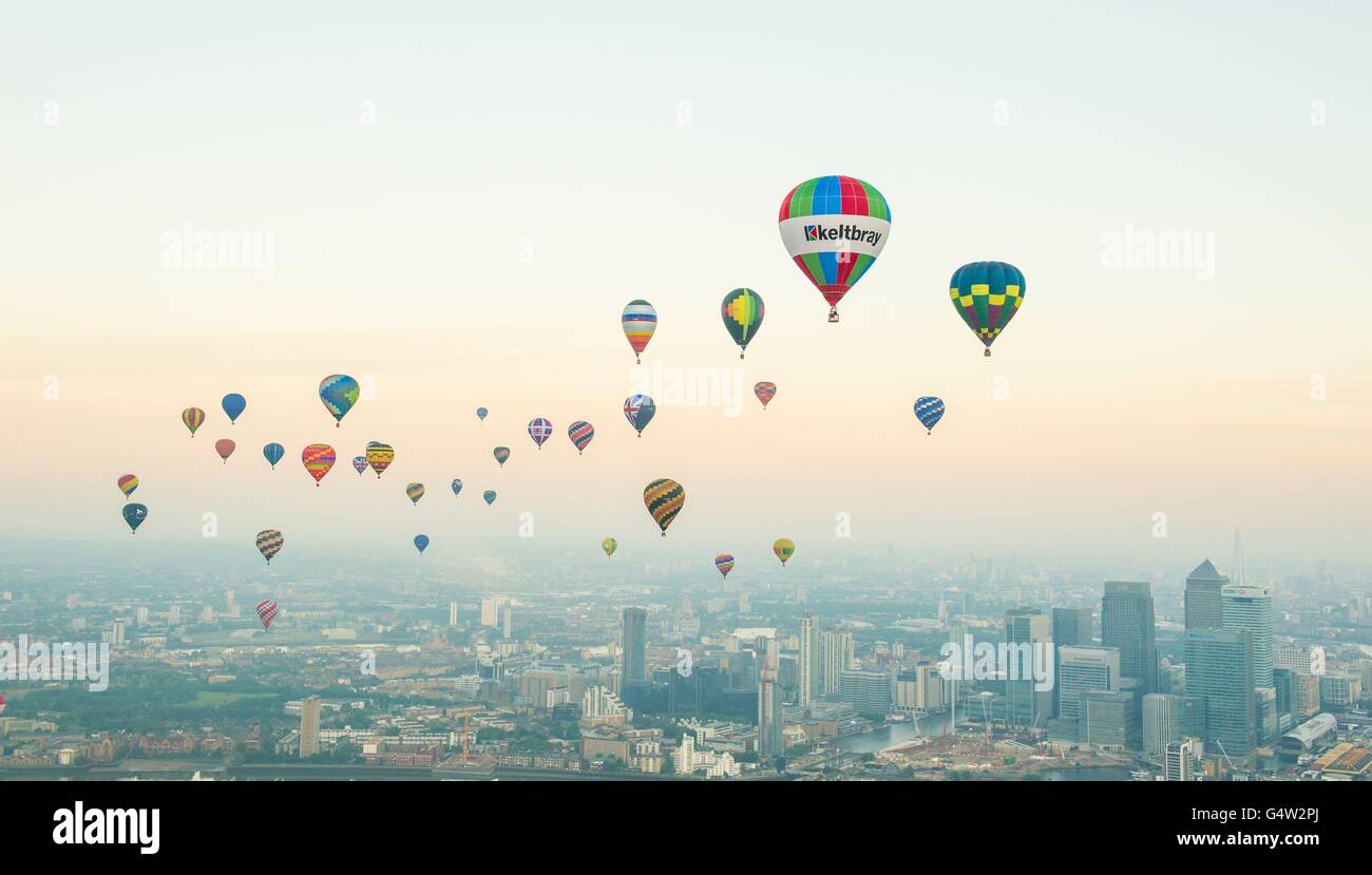 Hot air balloons fly over london hi-res stock photography and images ...