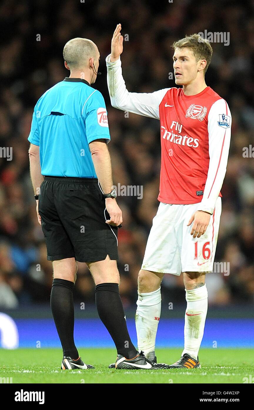 Arsenal's Aaron Ramsey (right) and match referee Mike Dean Stock Photo ...