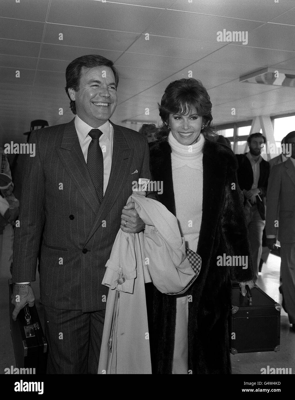 B w black and white celebrity arriving smiling stefanie powers hi-res ...