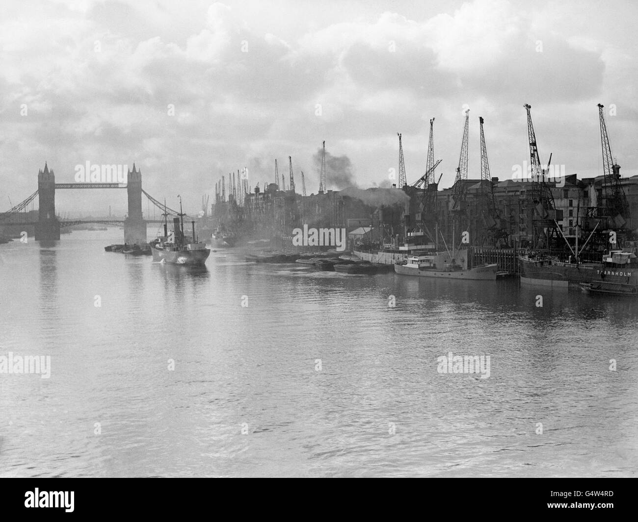 Buildings and Landmarks - Pool of London - London Stock Photo - Alamy