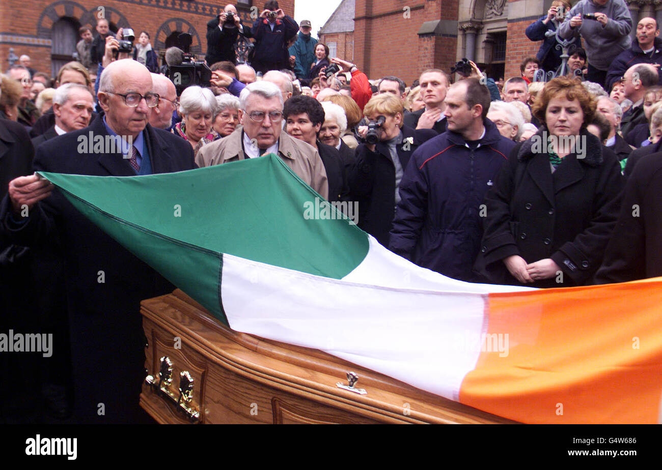 Northern ireland politics flag coffin ira serious solemn crowd hi-res ...