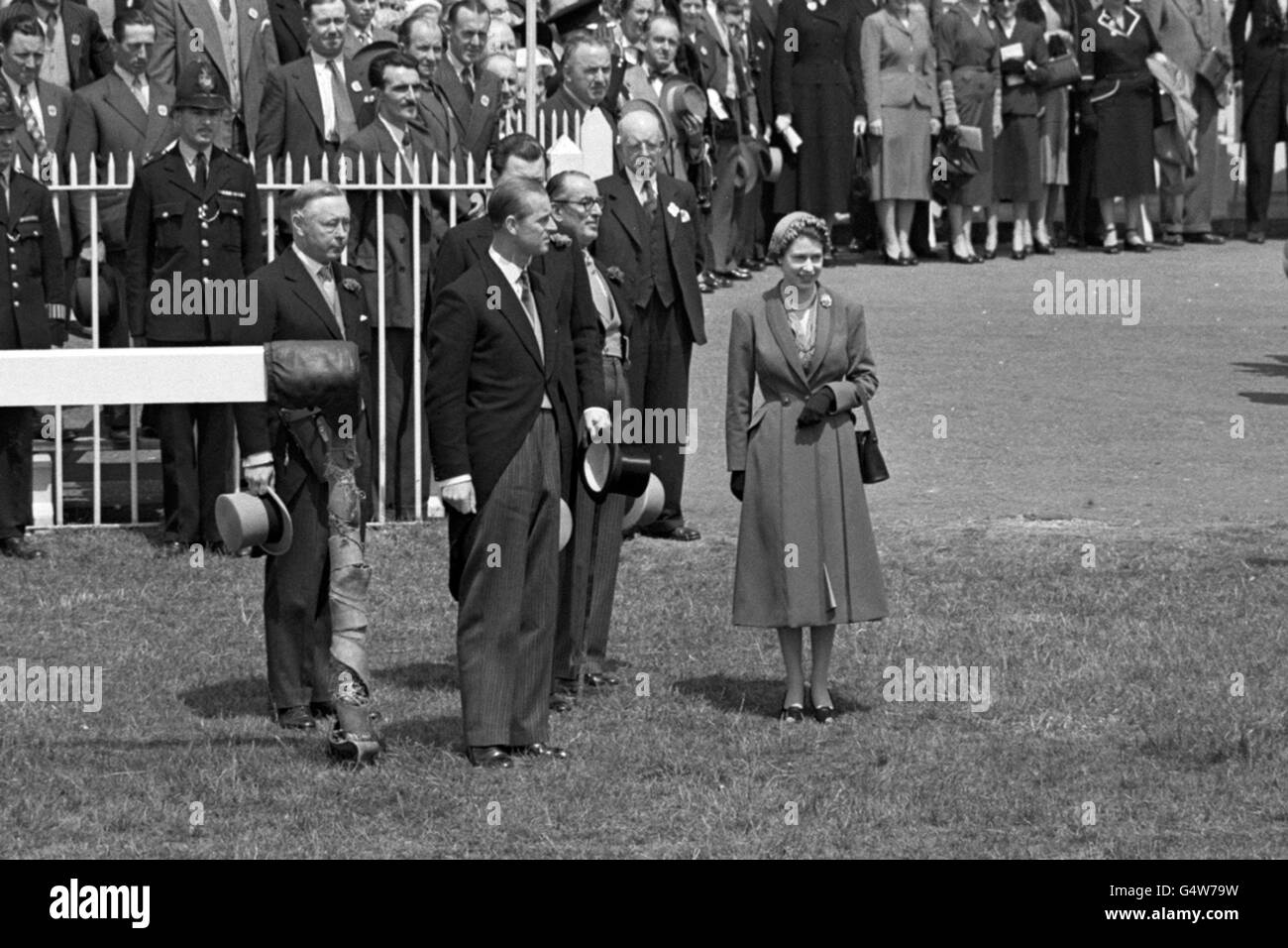 The Queen, in slate-blue coat and blue-fitting hat, arrives at the ...