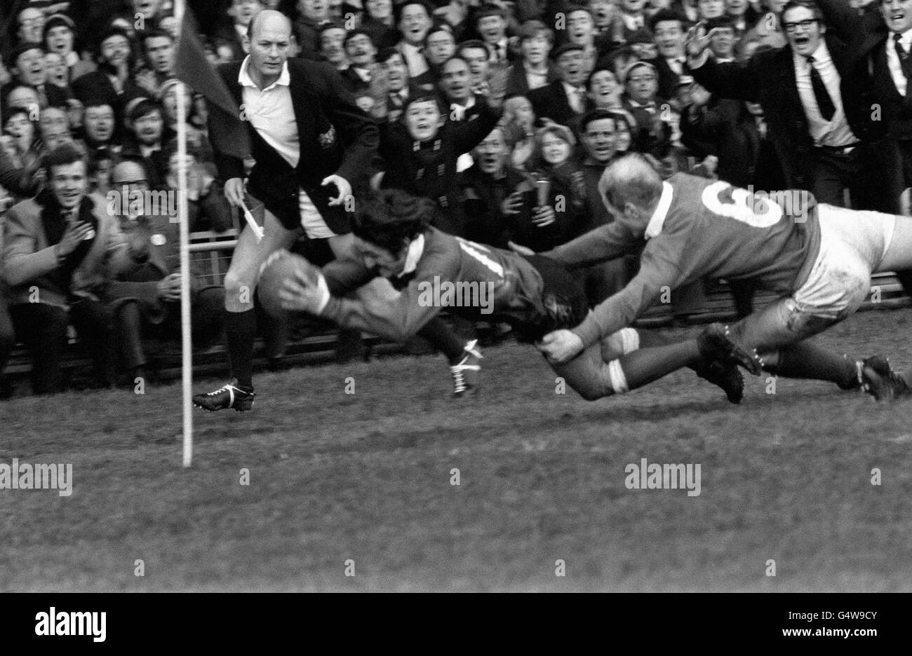 Gerald davies hi-res stock photography and images - Alamy