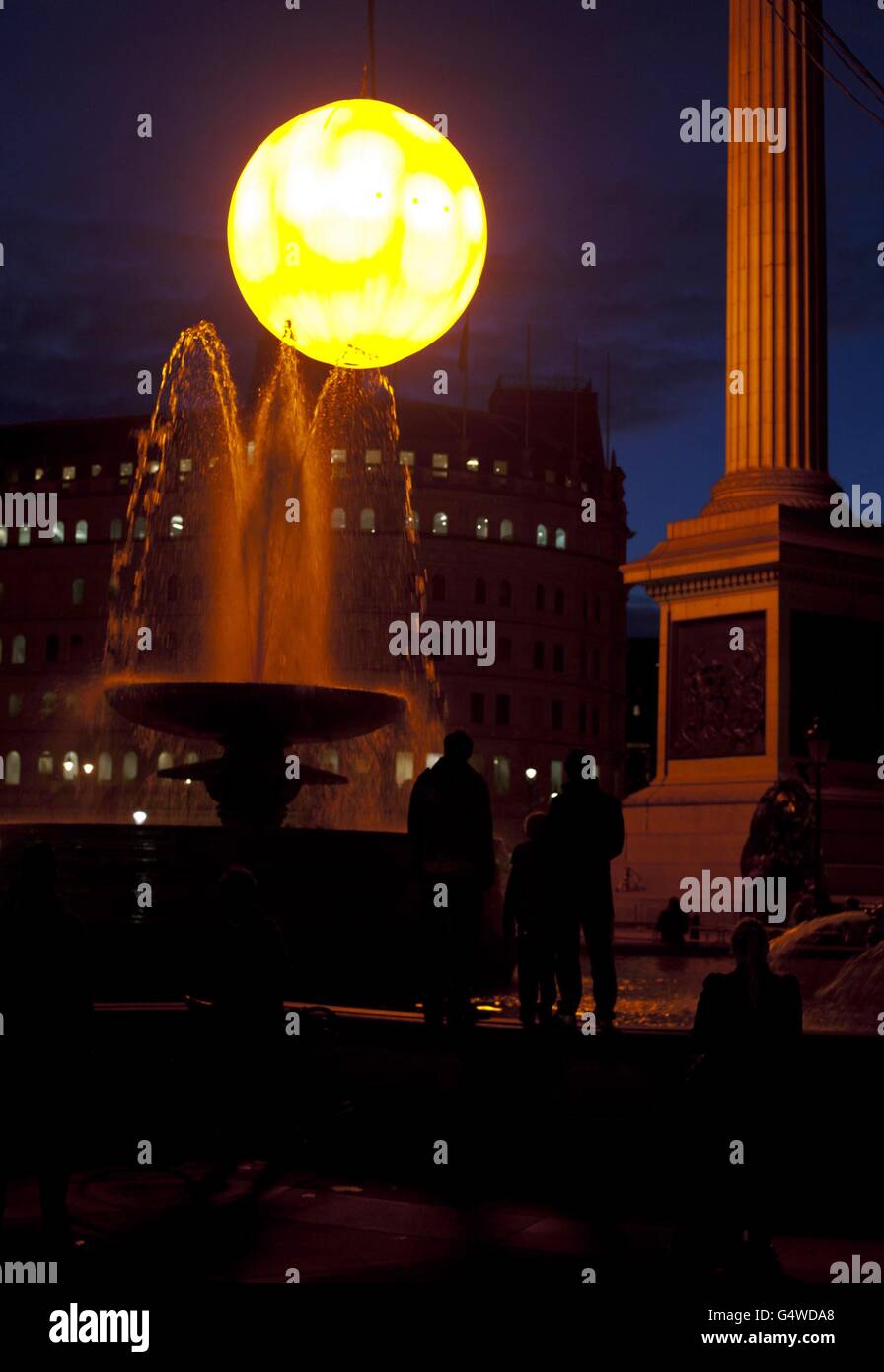The 'Tropicana Sun' art installation bathes London's Trafalgar Square ...
