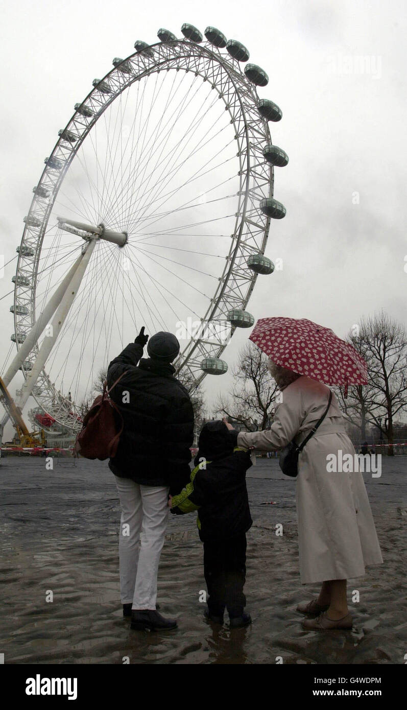 Passers by pause hi-res stock photography and images - Alamy