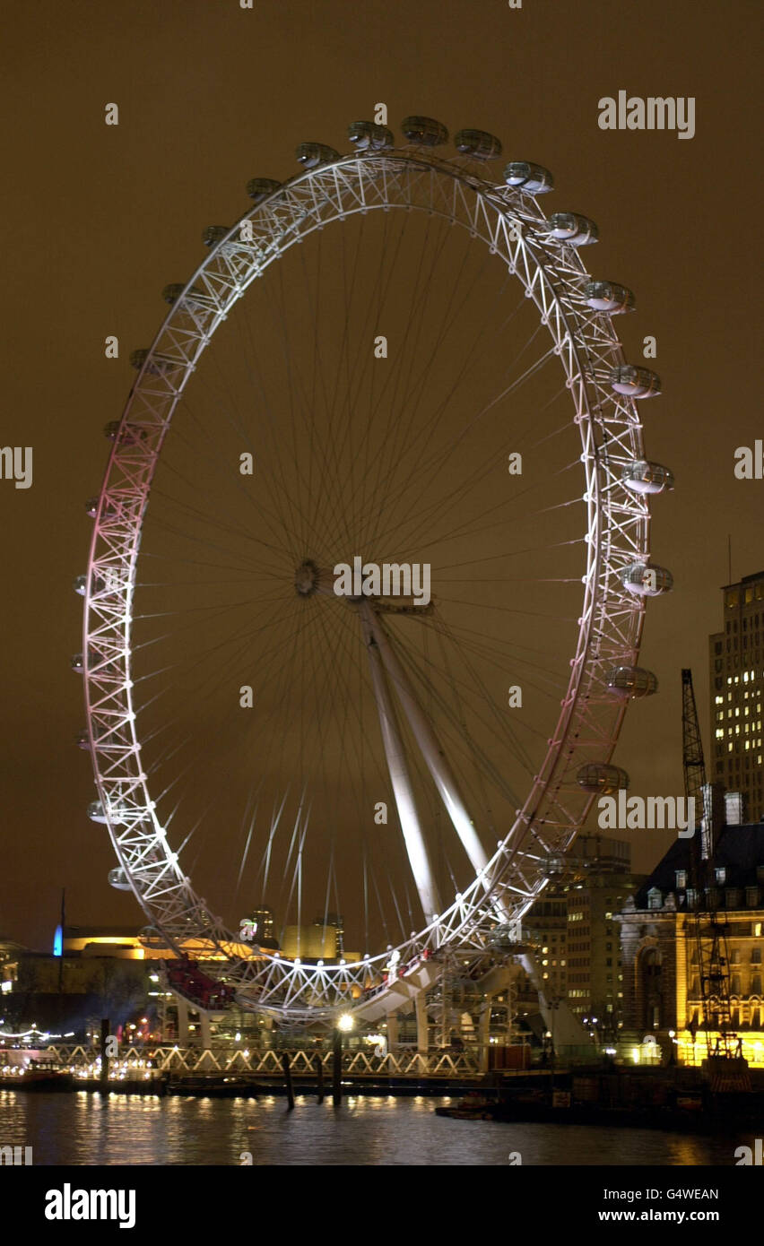 The stationary 450ft high British Airways London Eye Millennium Wheel ...