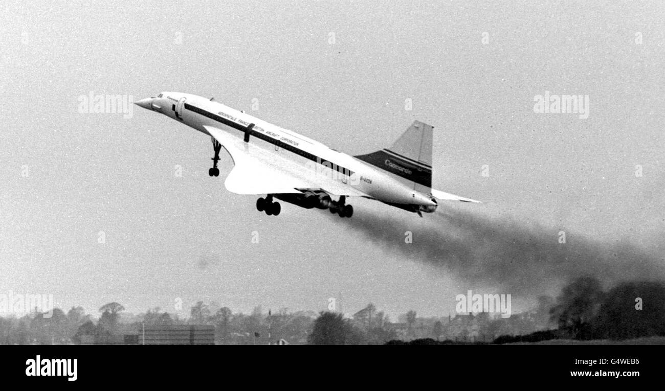 Concorde flying Black and White Stock Photos & Images - Alamy