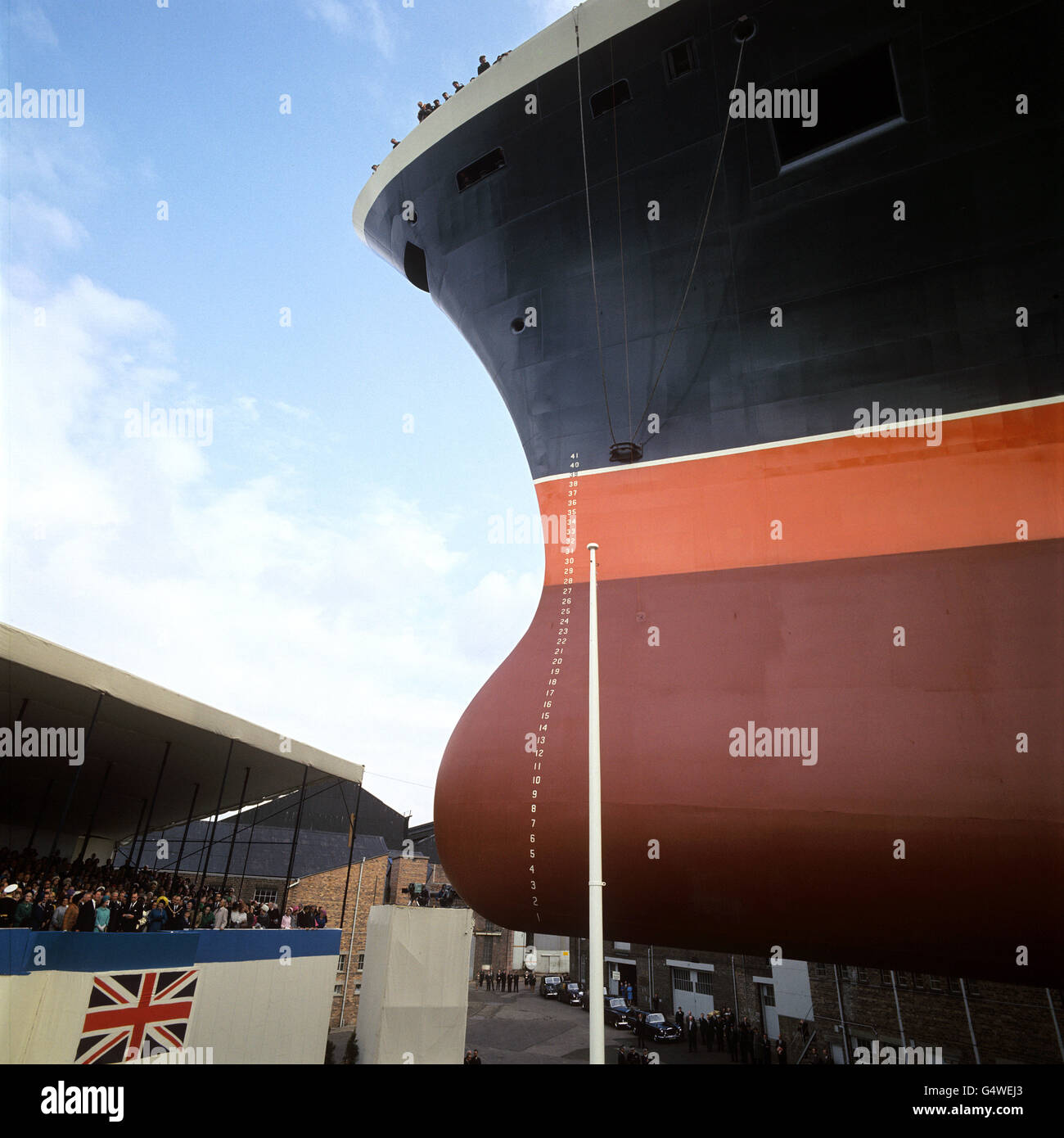Qe2 launch hi-res stock photography and images - Alamy