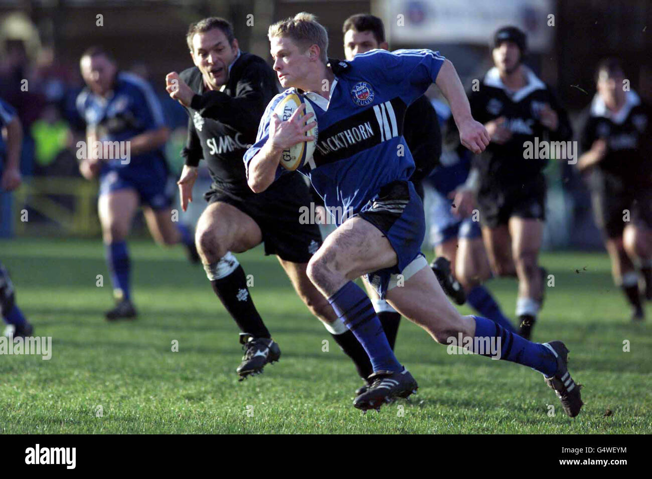 Bath's full-back Iain Balshaw, running with the ball, splits the ...