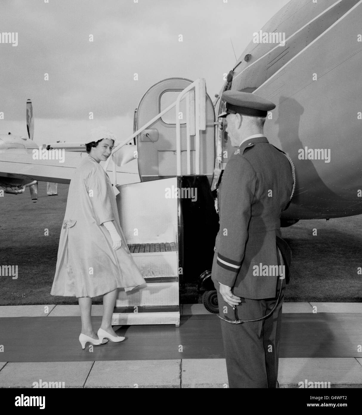 Queen Elizabeth II boarding a Heron aircraft of the Queen's Flight at ...