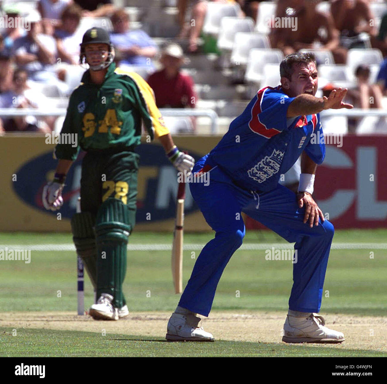 Sport cricket appealing andrew caddick hi-res stock photography and ...