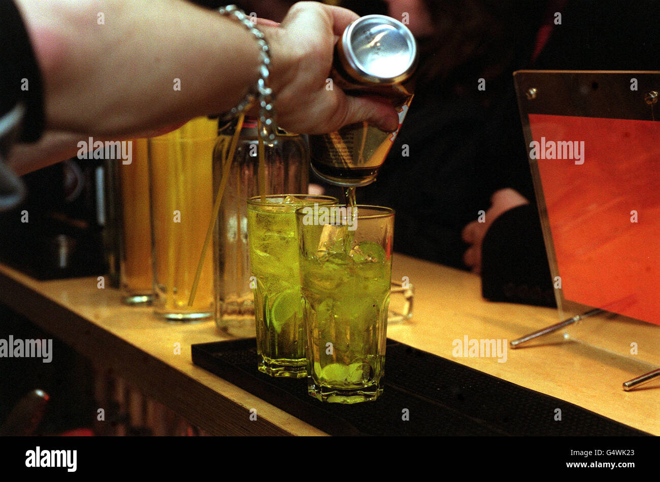 Fluid bar barman Stock Photo - Alamy