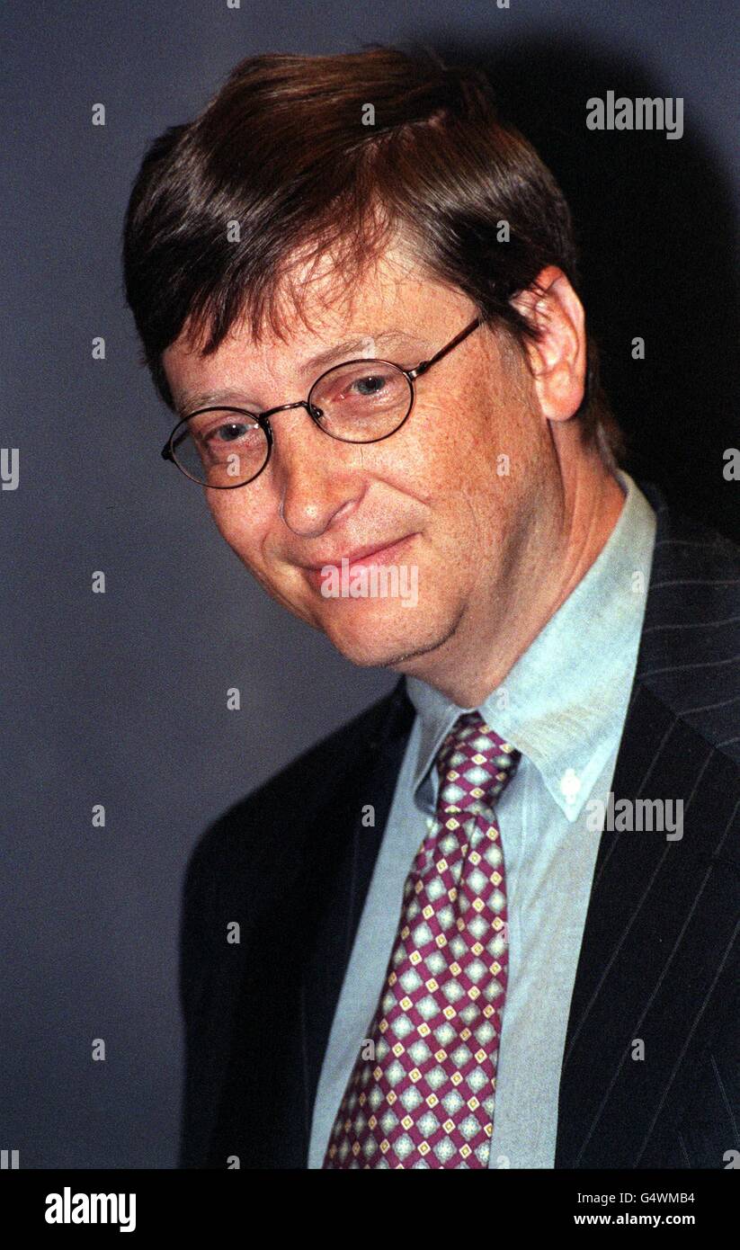 Bill gates at computer hi-res stock photography and images - Alamy
