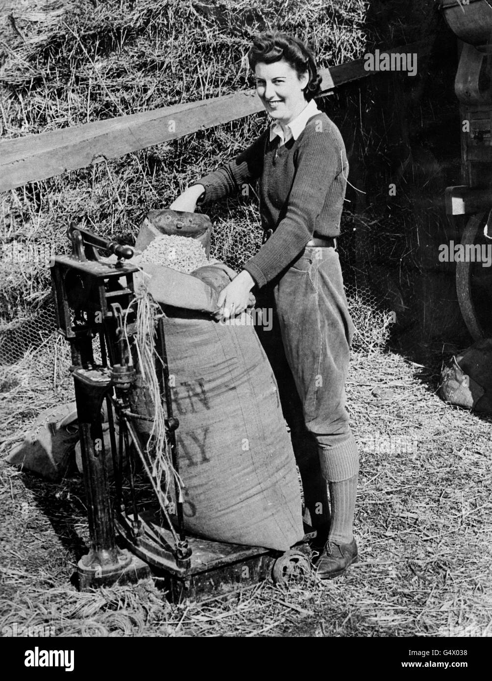 Land Girls World War Stock Photos & Land Girls World War Stock Images ...