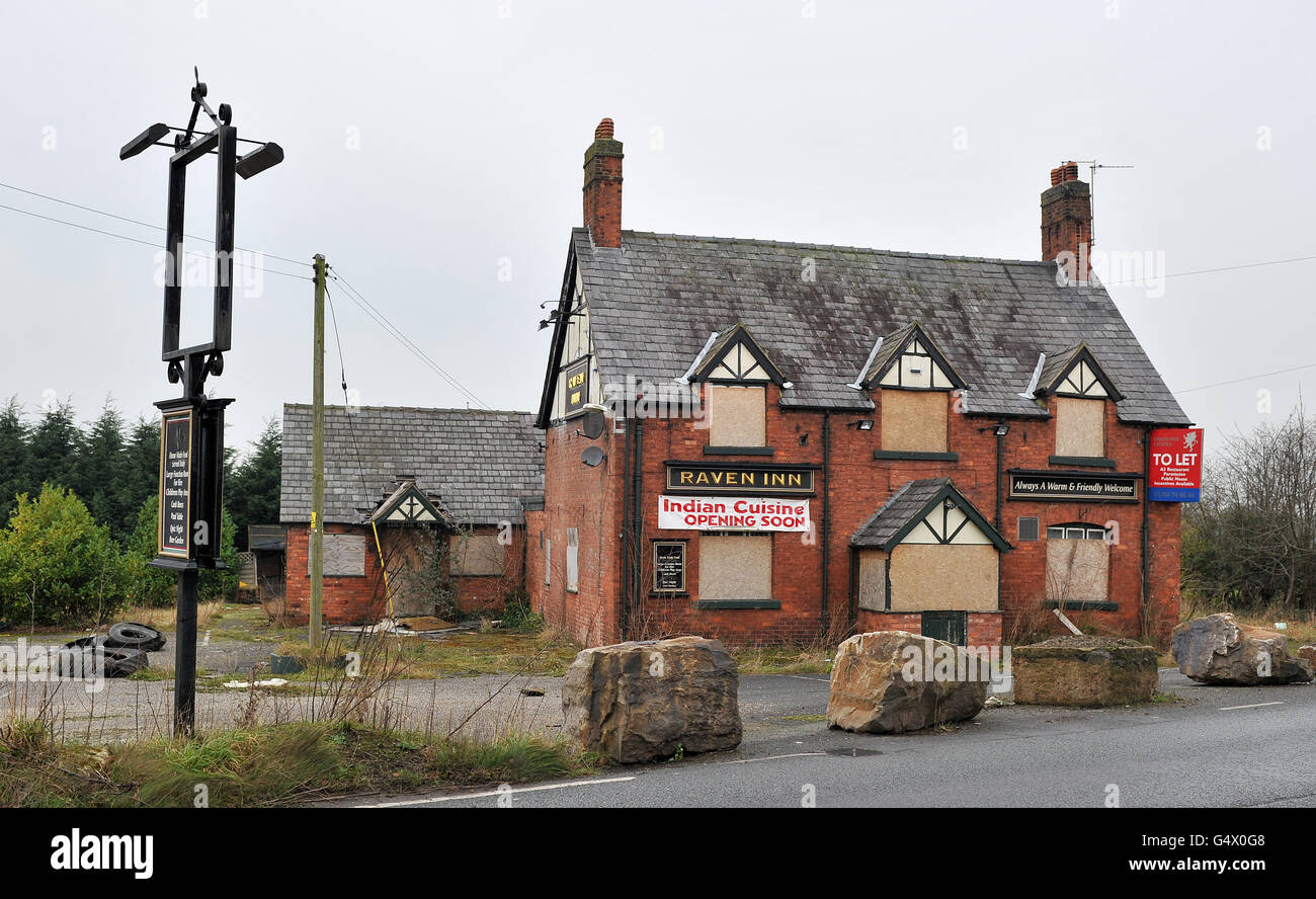 Boarded up exterior raven inn near winsford hi-res stock photography ...