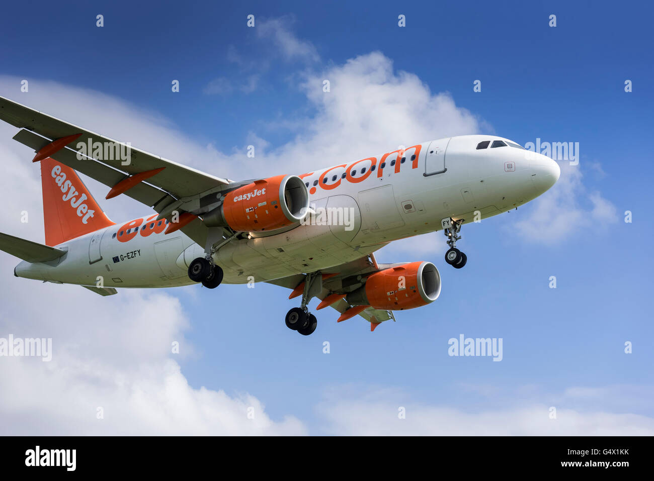 Aircraft in flight hi-res stock photography and images - Alamy