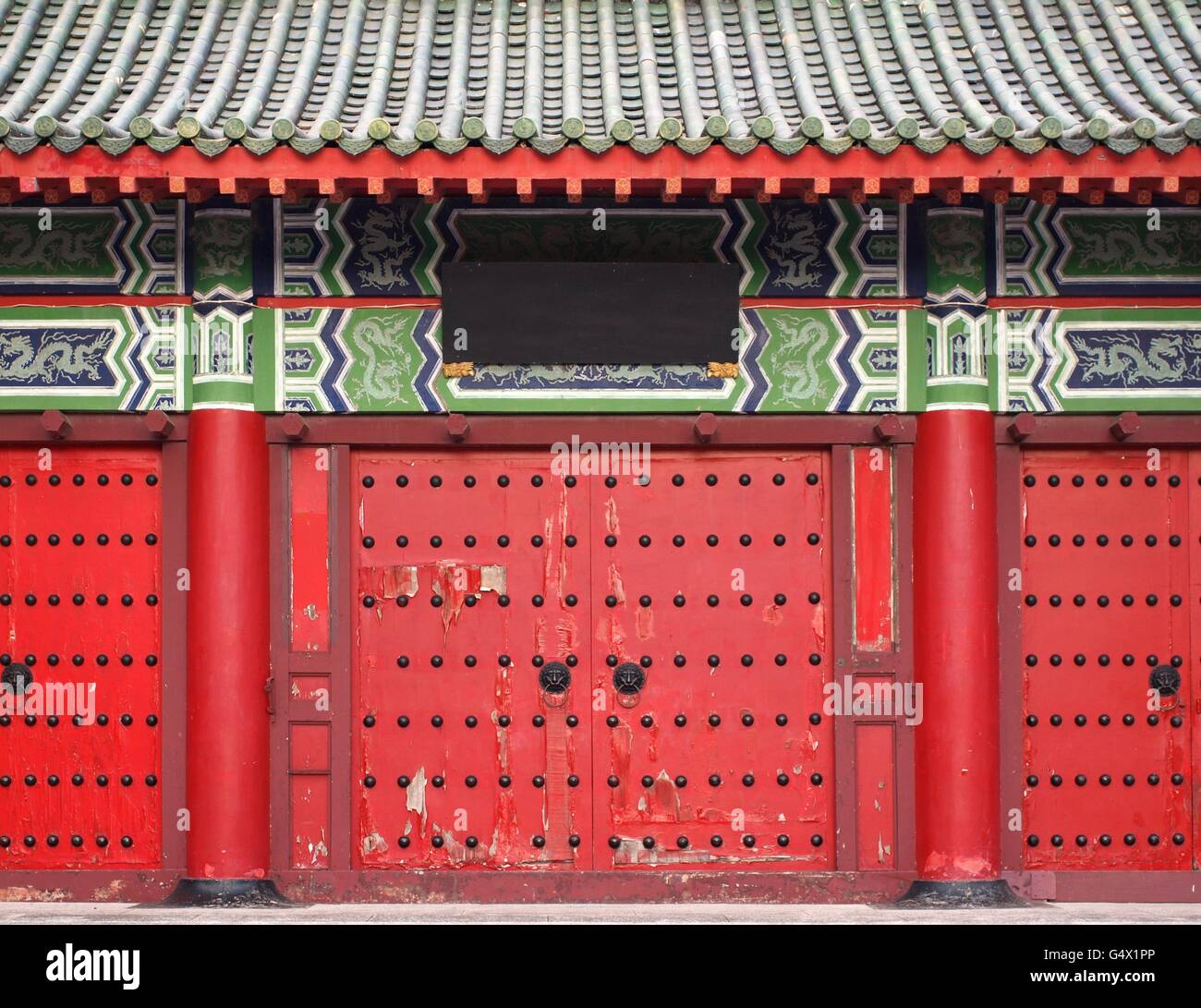 A large gate leading to a traditional Chinese temple Stock Photo - Alamy
