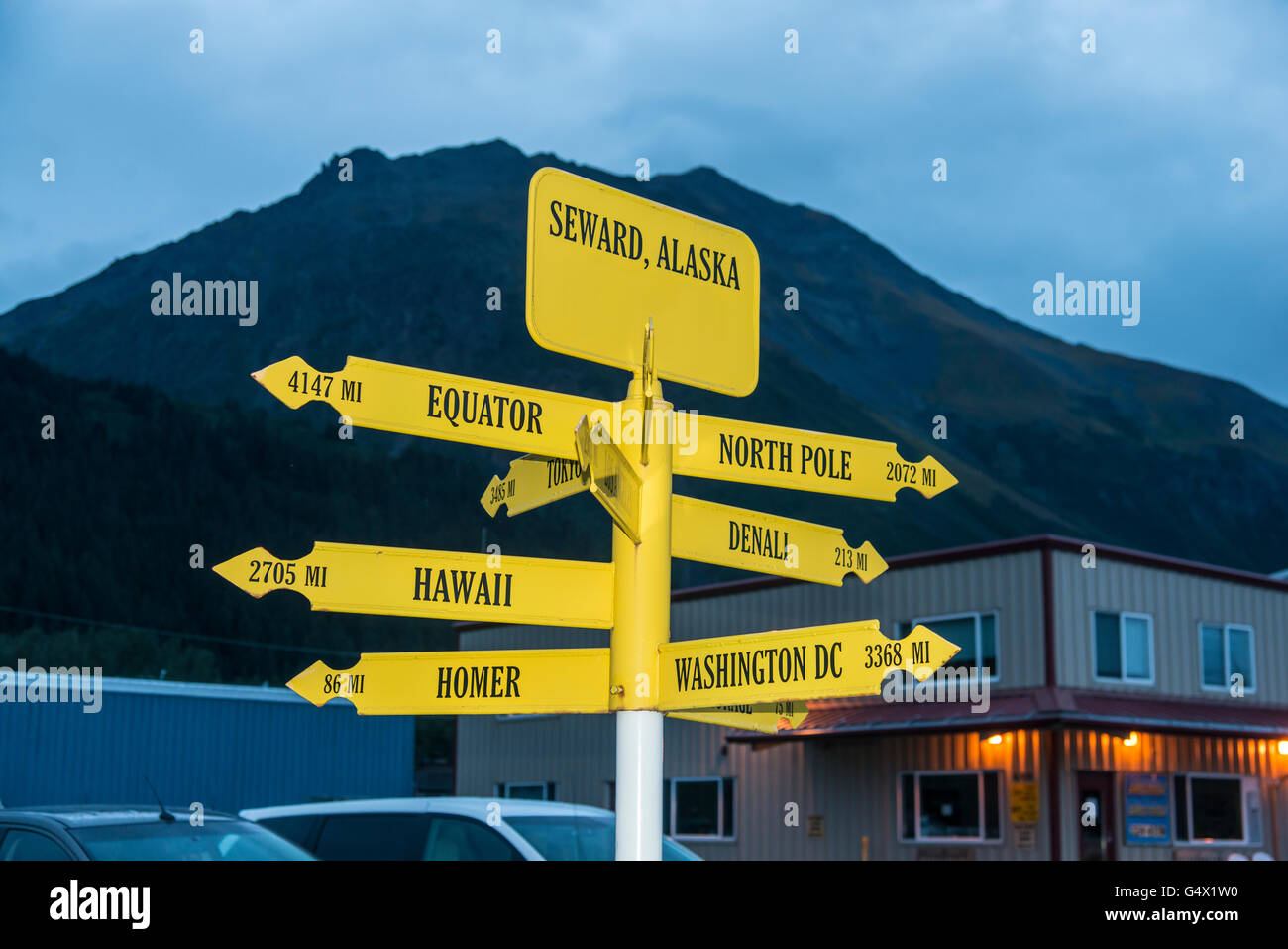 Direction sign post cities world hi-res stock photography and images ...