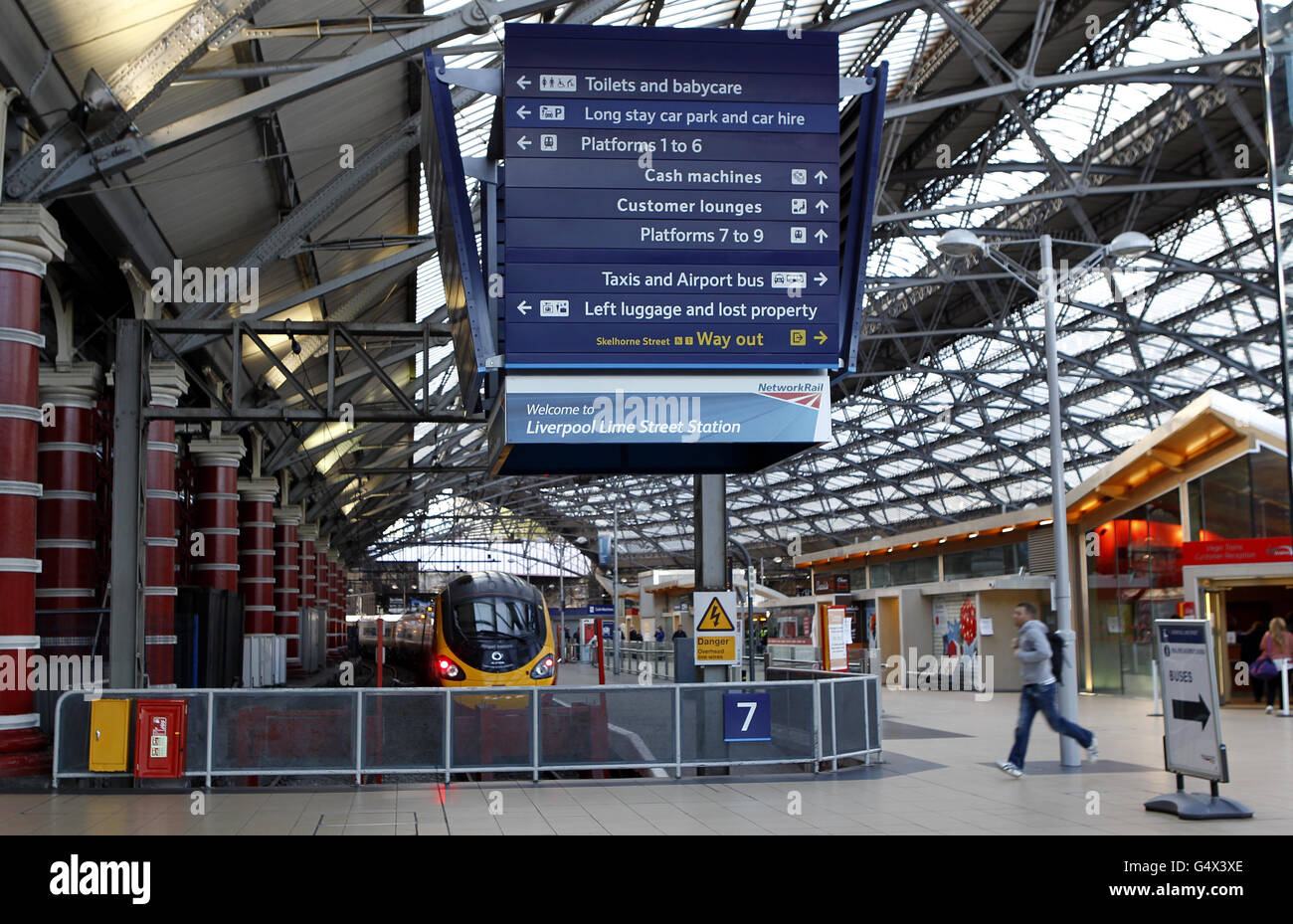 London liverpool street station platforms hi-res stock photography and ...