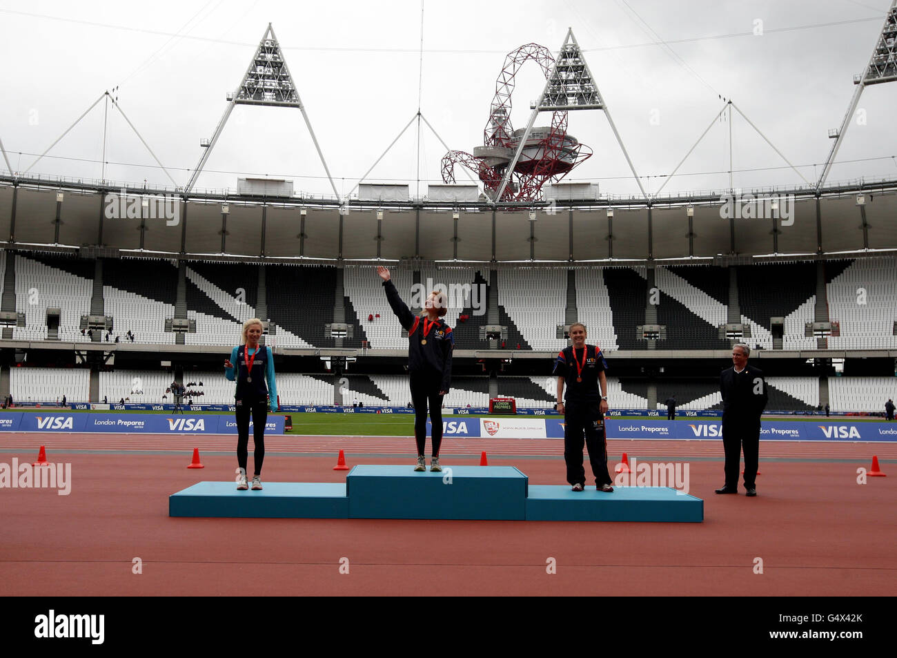 Pippa Woolven celebrates after winning gold in the Women's 2000 ...