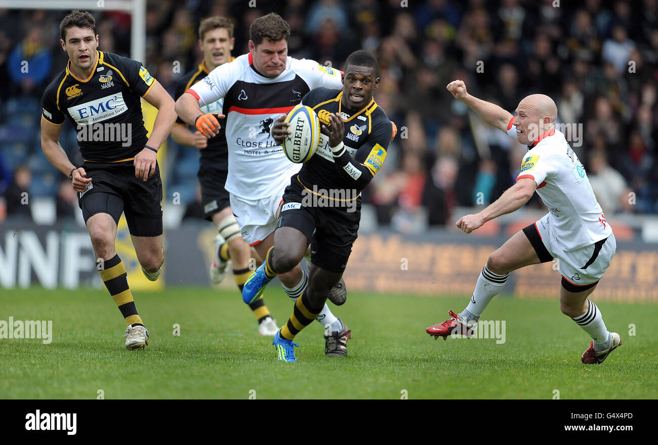 Wasps' Christian Wade runs past Newcastle's Peter Stringer (right ...