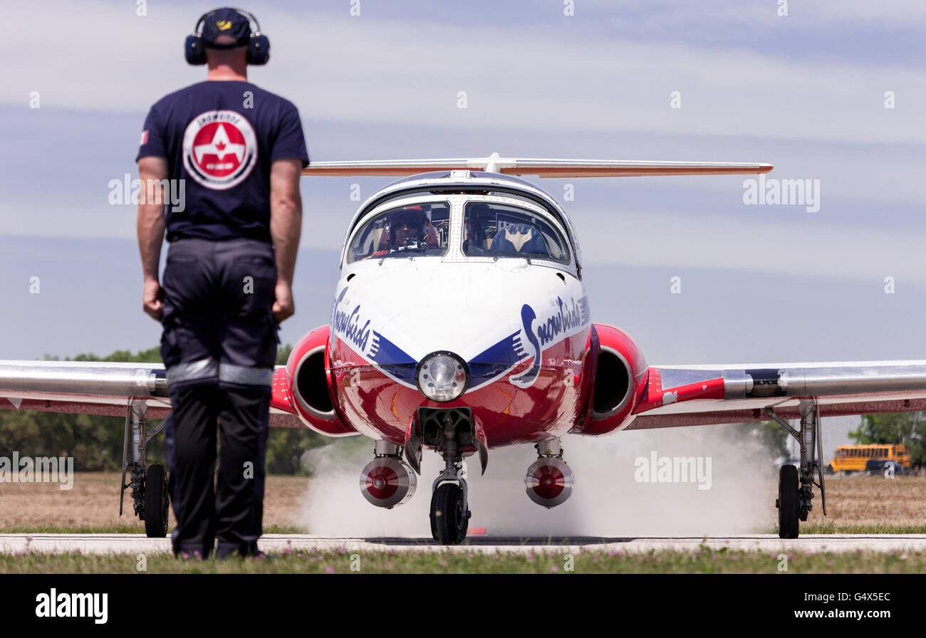The RCAF 431 Air Demonstration Squardron - The Snowbirds - fly their ...