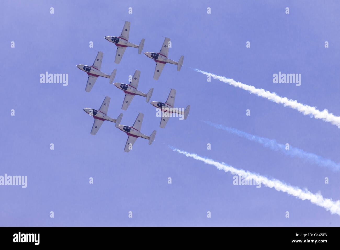 The RCAF 431 Air Demonstration Squardron - The Snowbirds - fly their ...