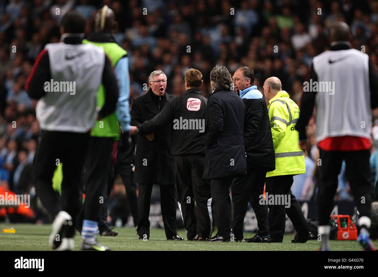 Manchester City manager Roberto Mancini (centre right) and Manchester ...