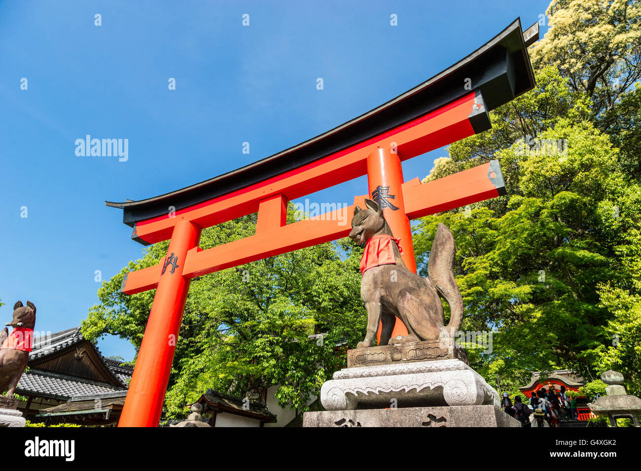 KYOTO, JAPAN - CIRCA MAY 2016: Fushimi inari stone fox guarda wooden ...