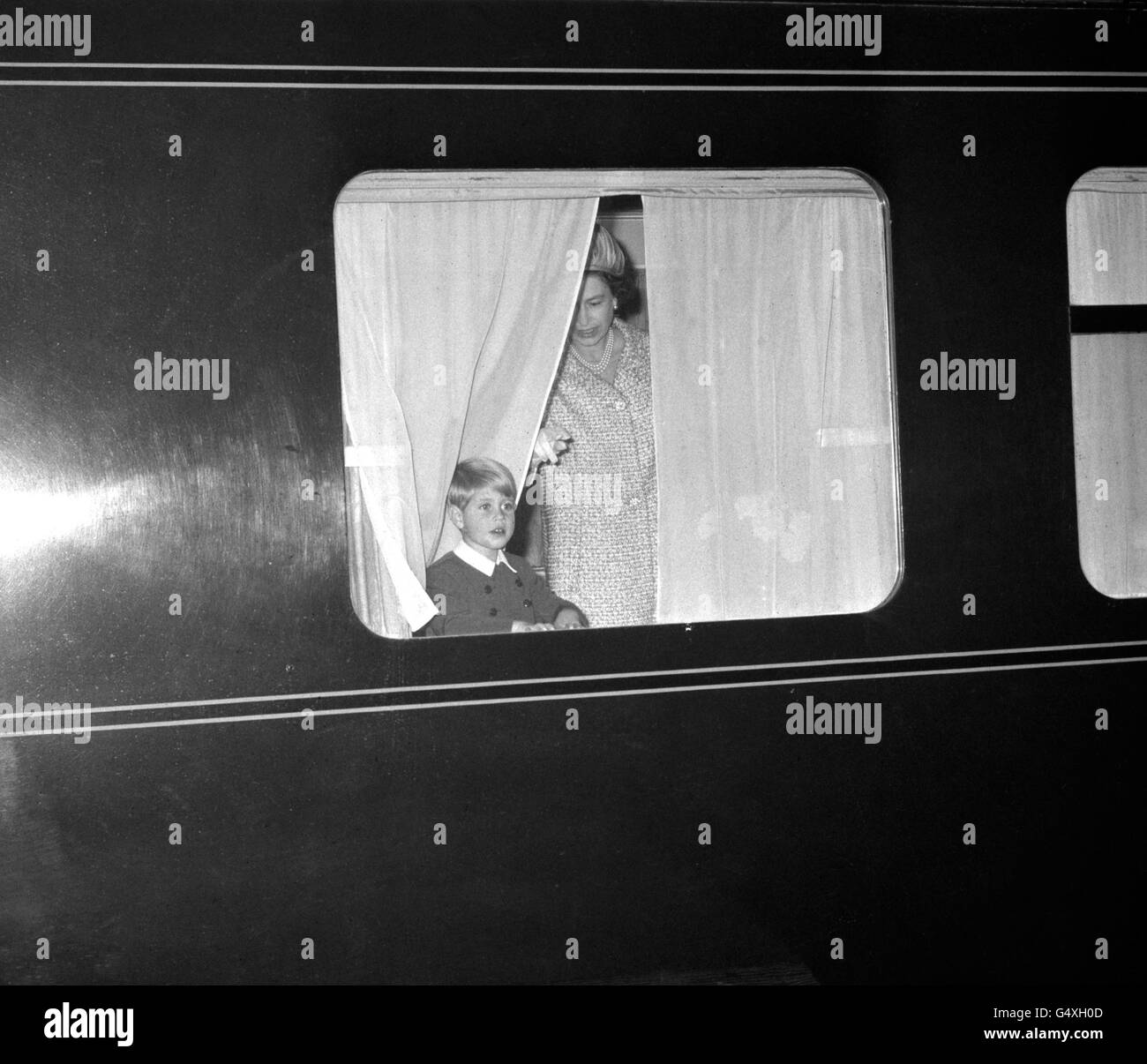 Royalty Queen Elizabeth Ii And Prince Edward Kings Cross Station High ...