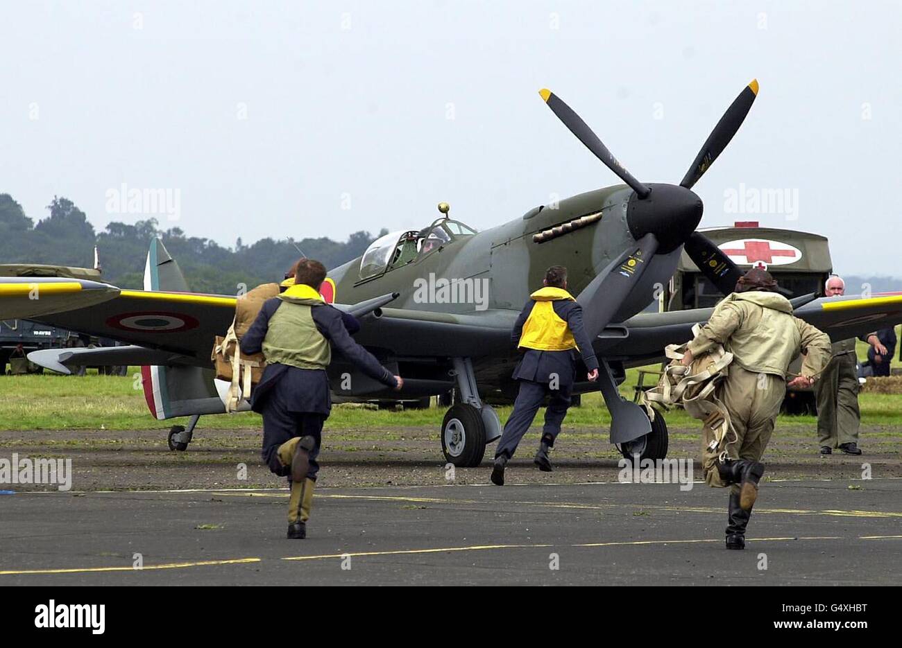 Spitfire scramble hi-res stock photography and images - Alamy