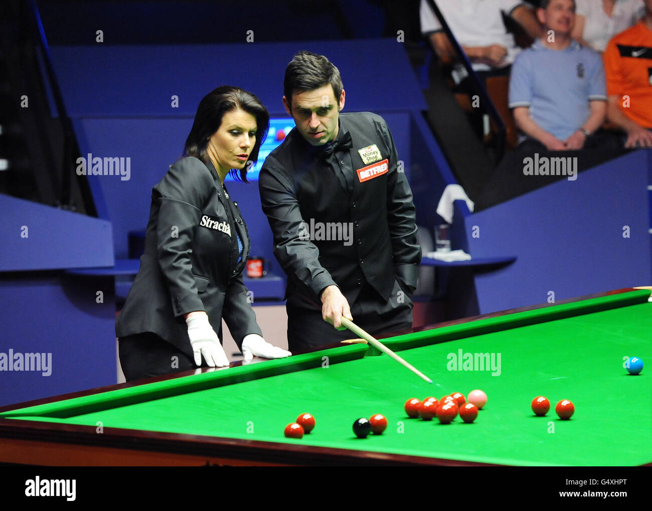 Snooker referee michaela tabb hi-res stock photography and images - Alamy