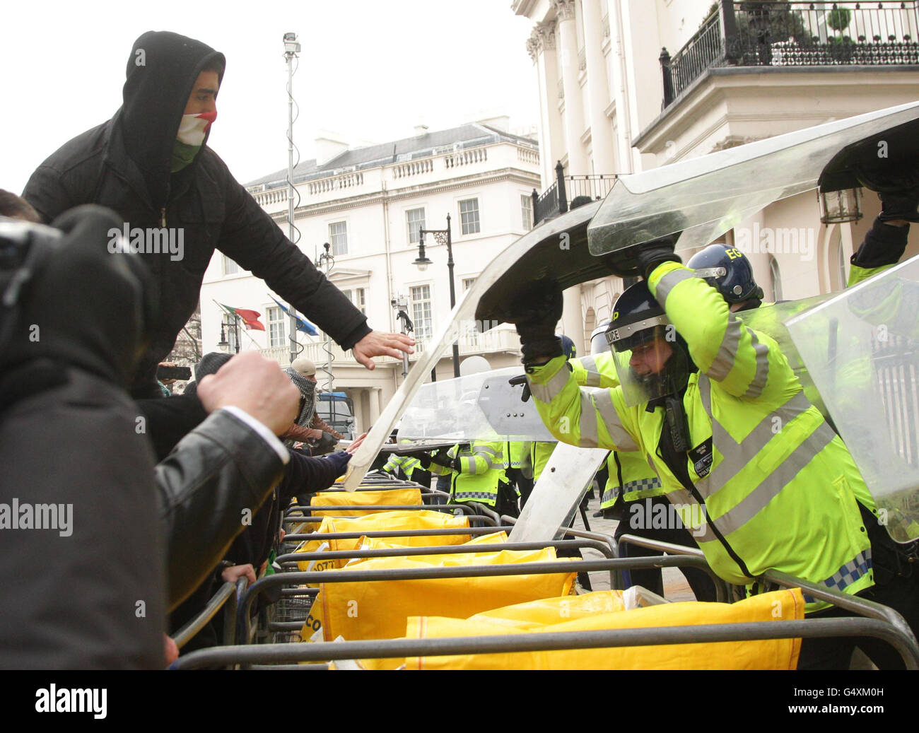 Protesters outside the syrian embassy in central london hi-res stock ...