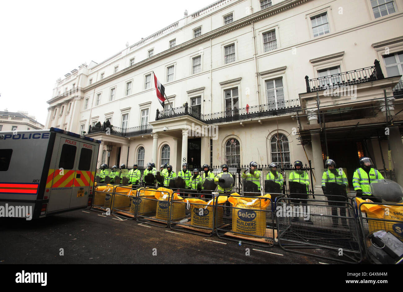 Protesters outside the syrian embassy in central london hi-res stock ...