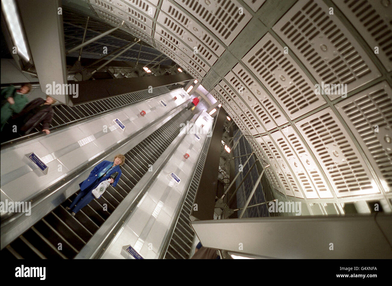 Transport - London Bridge Underground Station London - 2000 Stock Photo ...